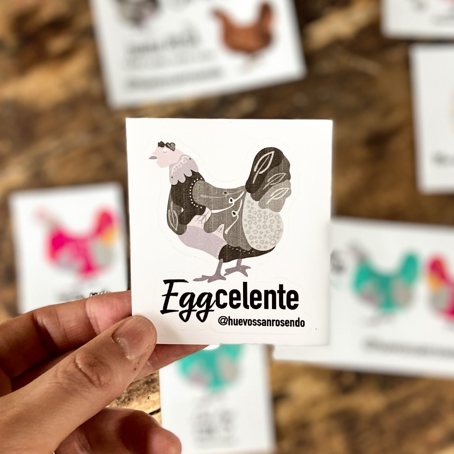 Sticker Eggcelente – Huevos San Rosendo